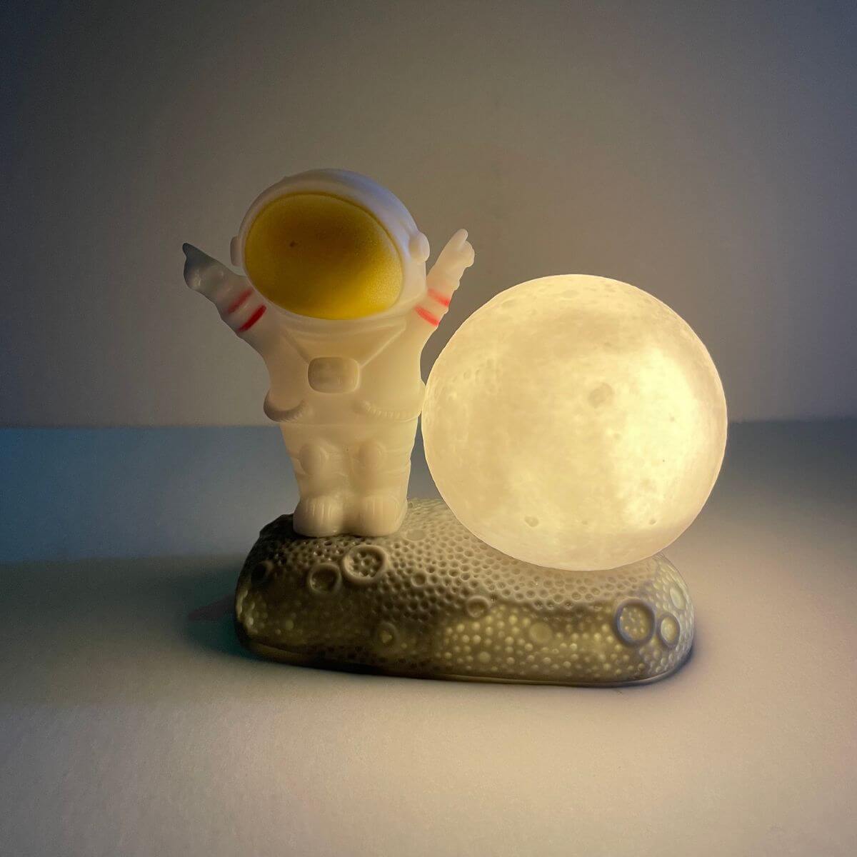 12CM SPACEMAN & MOON NIGHT LIGHT (CTN QTY 36) - Huggables Ltd ...